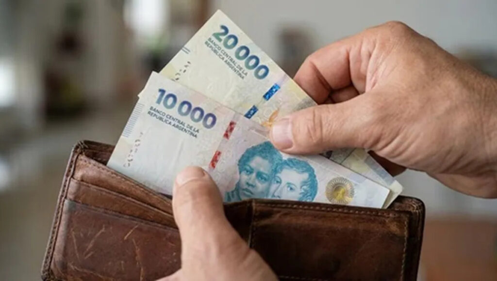 La plata no alcanza: el salario pretendido por los argentinos sube más ...
